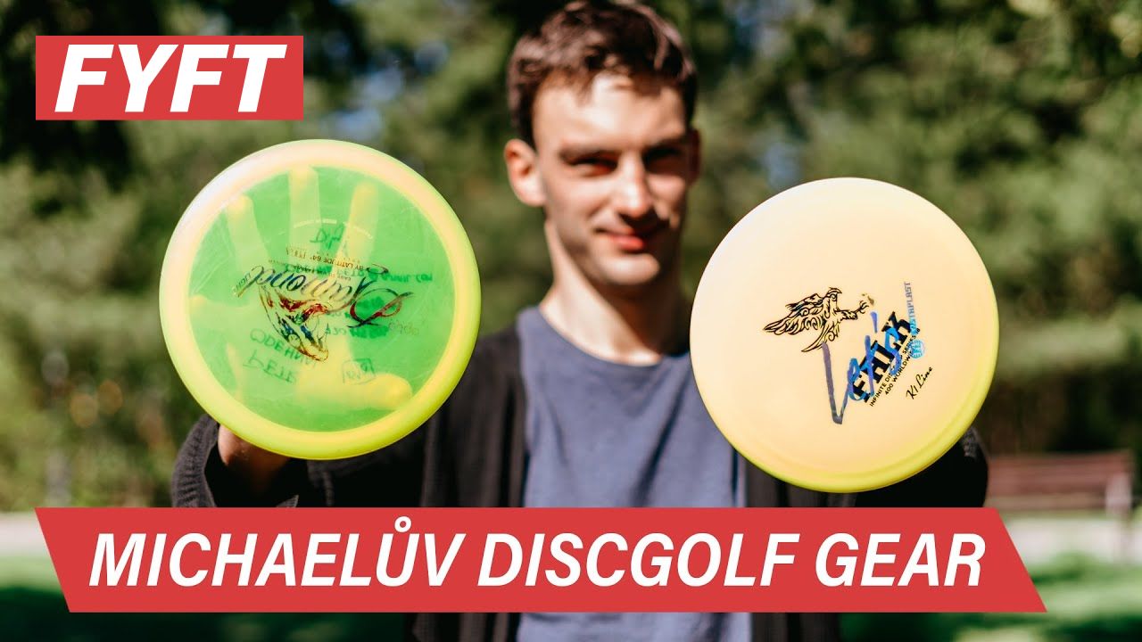 Jeden z nejlepších discgolferů v Česku Michael Rádl ukazuje obsah ...